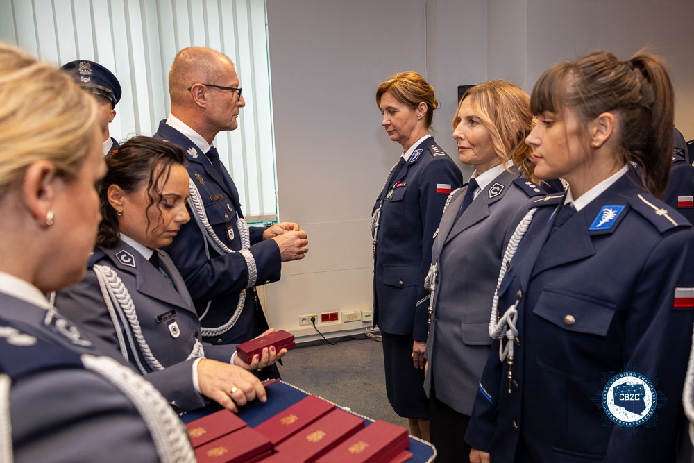 Policjanci CBZC odebrali medale i odznaczenia - Aktualności - Centralne ...